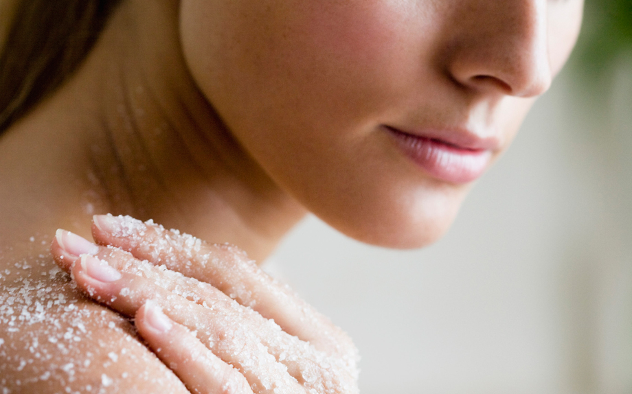 Vuoi fare uno scrub efficace su tutto il corpo? Usa prima il limone ...